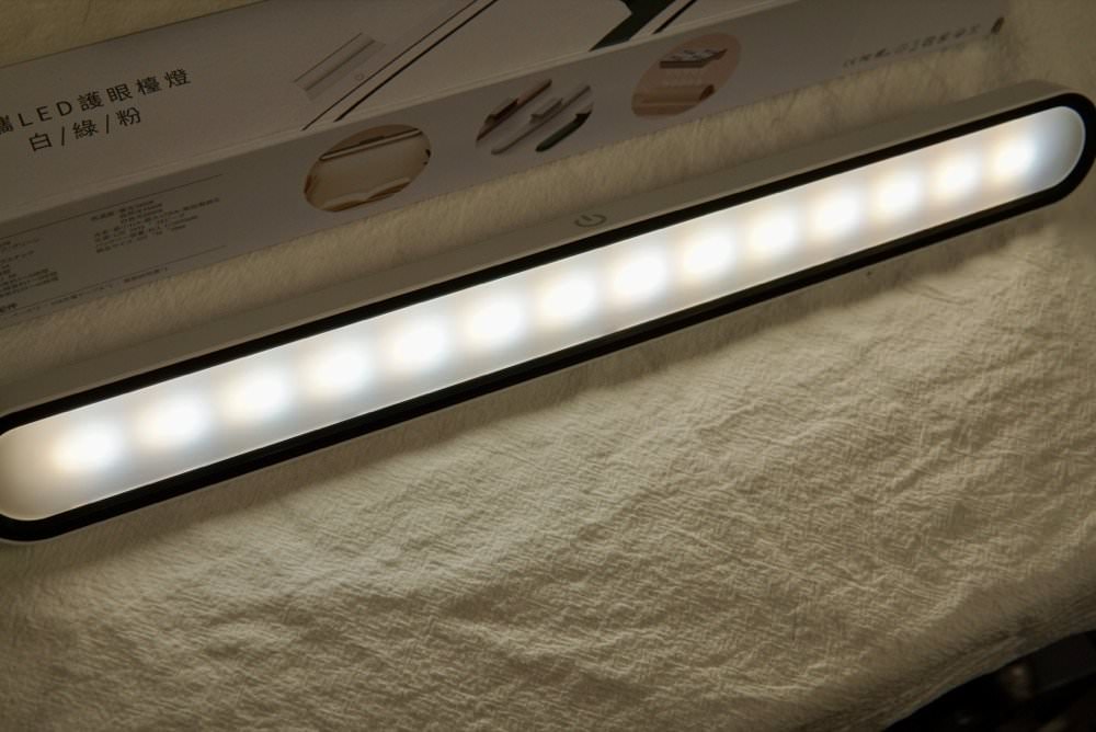 可攜式無線充電檯燈推薦【FUNY便攜LED護眼檯燈】三種色調無段式調光！3M黏膠隨處磁吸照亮(宿舍燈/書桌燈/露營燈/化妝檯/衣櫃都適合) - Elsa旅遊親子生活